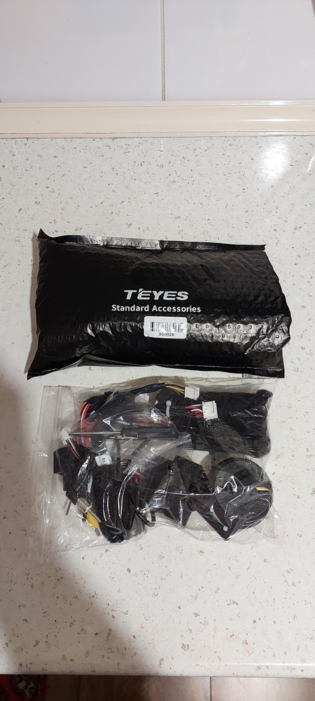 TEYES CC3 Новый монитор с камерой и корпусом для установки в авто.