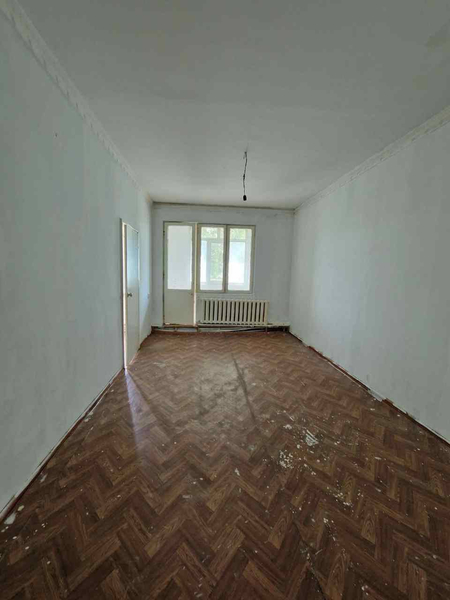.Продам 2х3комнатную 12квартале 48м2 балкон 1.5х3 разделный санузел49$