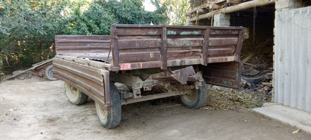Traktor 28 sotiladi