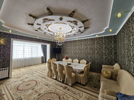4 xonali 130m² +30m² podval
Ko‘plab jihozlari qoladi.
4 qava