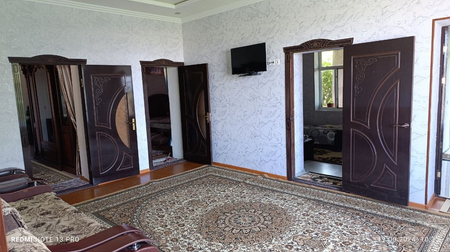 Oqtoshda manzarali dacha