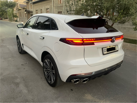 Changan unik luks novinka