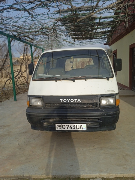 Toyota xeys  sotiladi