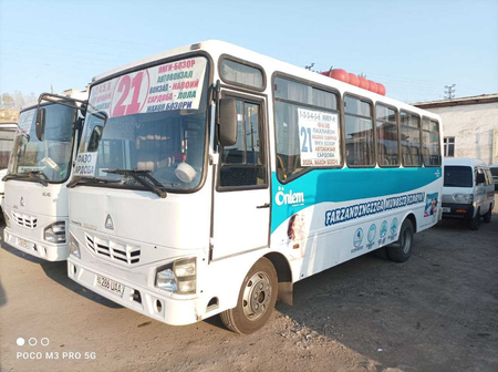 Avtobuslarning bort qismida reklama Реклама на бортах автобусов