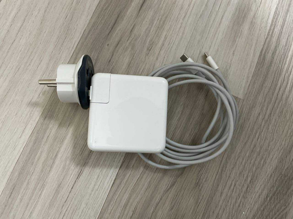 Apple Macbook PRO Sotiladi 15 razmer  + Original Zaryadka