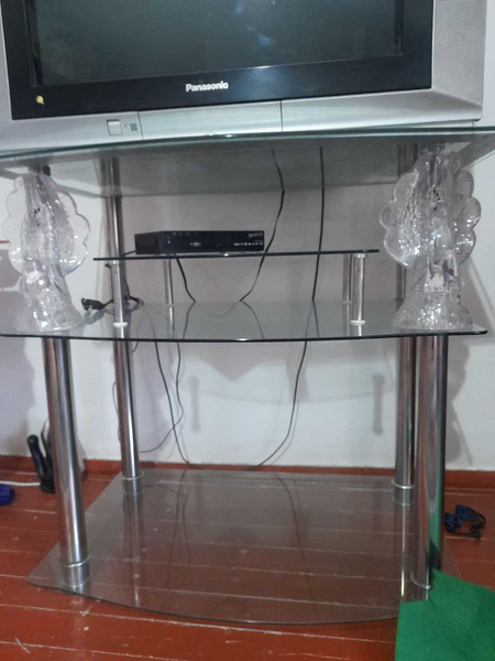 Televizor podstavka va tuneri bilan sotiladi.