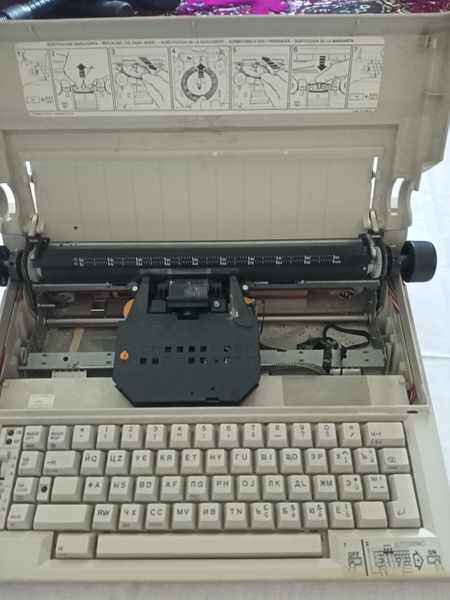 Продам итальянскую печатную машинку OLIVETTI.