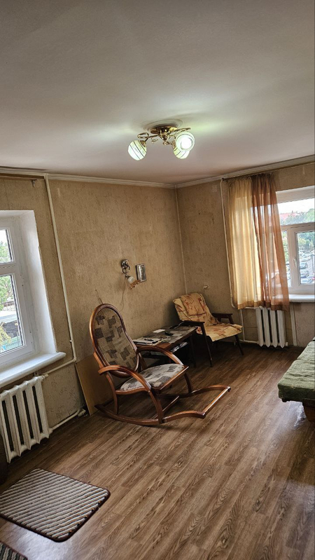 1/4/5 балкон 2*3, площадь 37кв.М.Горького!