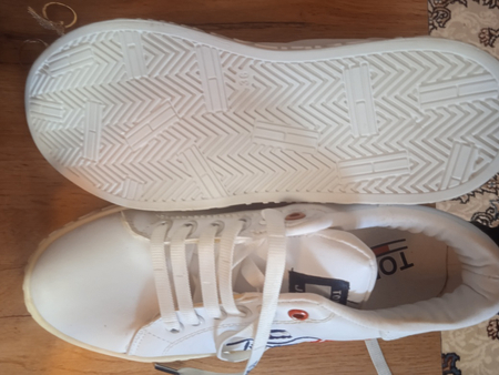 Tommy Hilfiger oyoq kiyimi sotiladi