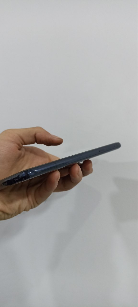 LG V50S 8/256 ekrani ozgina qirilgan stikloda blinmidi
