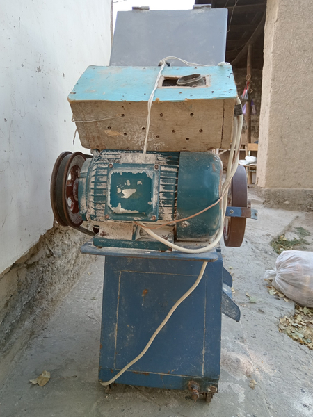 Yem chiqaruvchi apparat