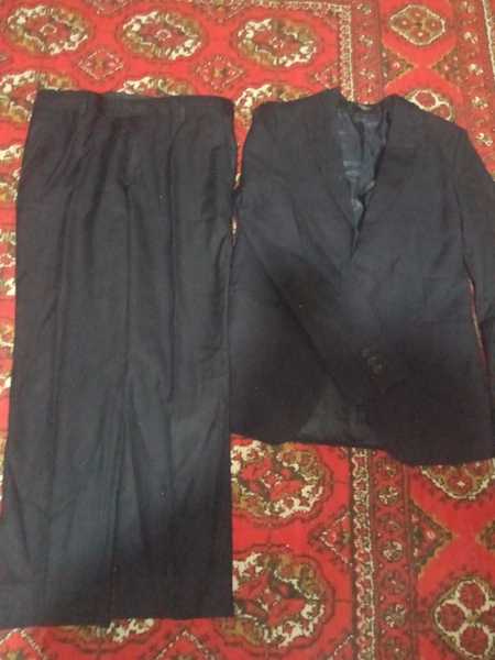 Kam kiyilgan kostyum shim sotiladi
