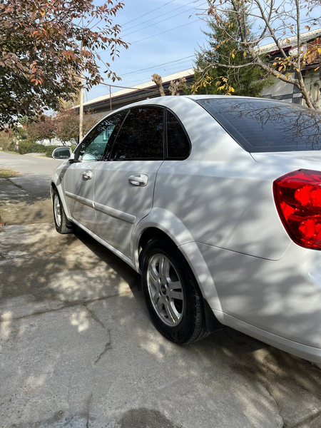 Lacetti 1.8 sotiladi