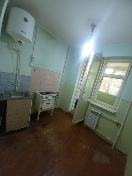 Продаётся 2х ком кв в чирчике 4 мкн 3 этаж в доль дороги