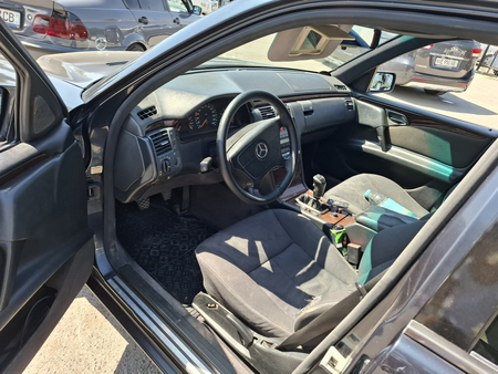 Mersedes E200 W210 srochna sotiladi !