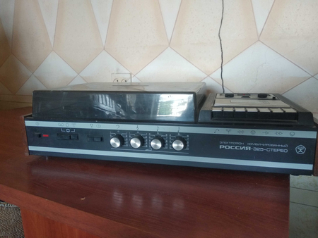 Magnitofon (Elektrofon) 2ta kolonkasi bilan sotiladi