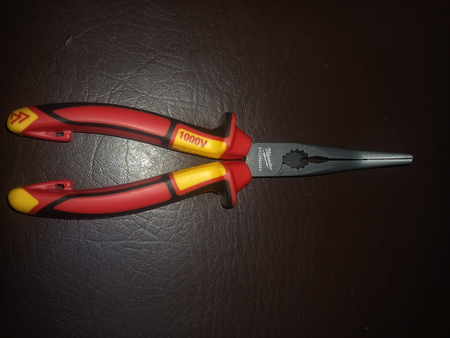 Длинногубцы изогнутые Milwaukee 45 град VDE 205 мм