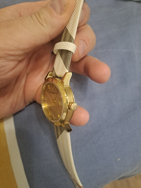 Продам женские щвейцарские  часы burberry оригинал