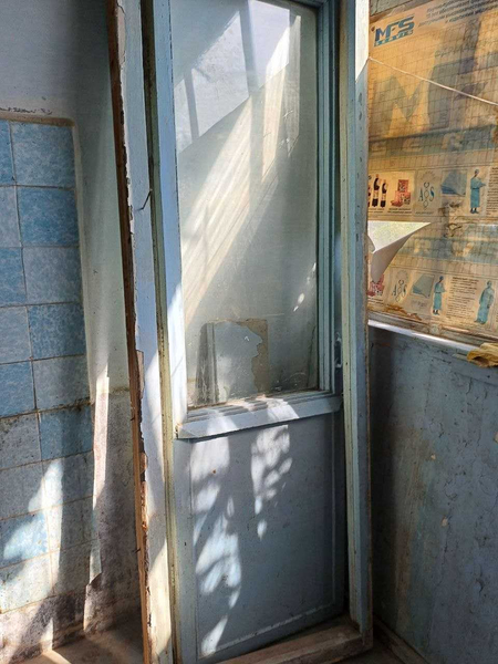 Продается дверь деревянная с коробкой