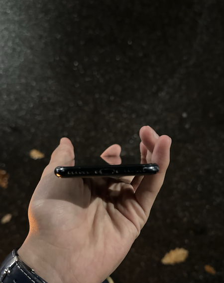 Iphone SE 2022 sotiladi xolat zor ayb yo ochilmagan bez karopka Akk 89