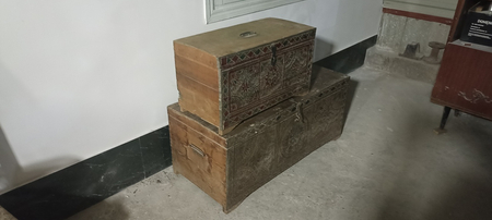 Продается сундук, камот, кухонный инвертарь, стекло