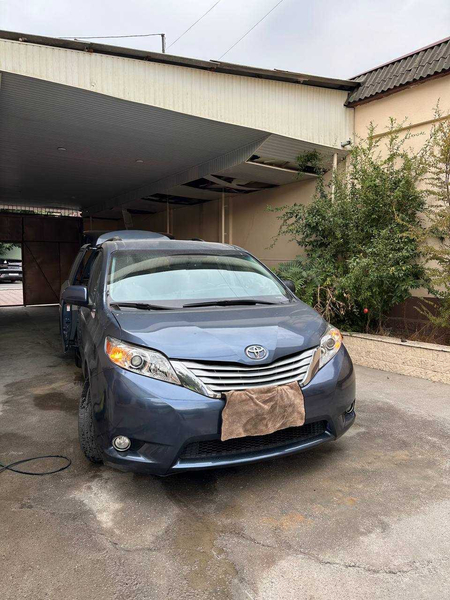 Продаётся Toyota Sienna