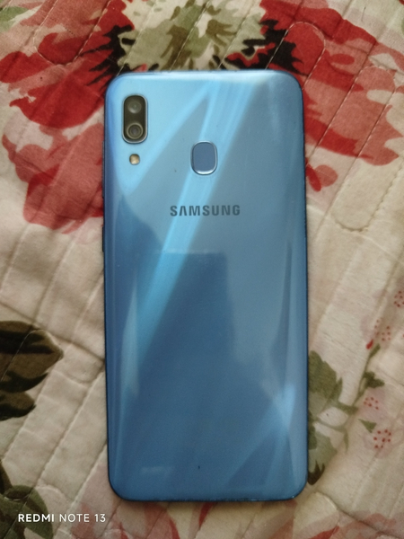 Продаю Samsung A30 3/32гб.+блютуз наушники.