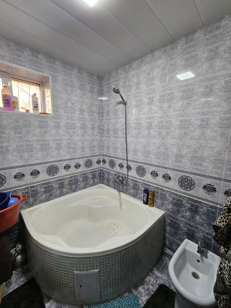 4 xonali 130m² +30m² podval
Ko‘plab jihozlari qoladi.
4 qava