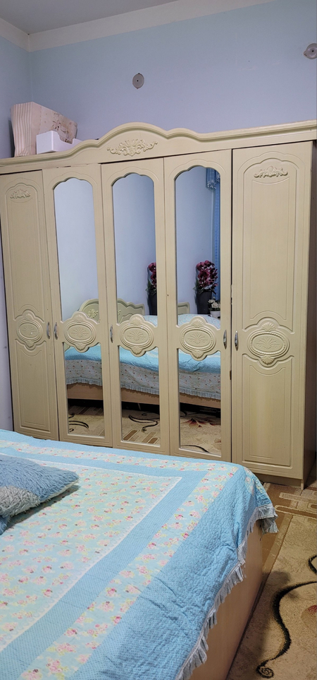 Spalniy mebel sotiladi. Holati yaxshi. Narxi 2 mln