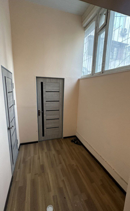 Продам офисное помещение  Метро Ойбек 42 КВ.м 2 линия