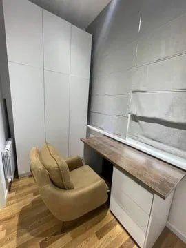 Высокопотолочка 3хкомн. на 3м этаже Сталинка  73кв. меб.техн 2 балкона