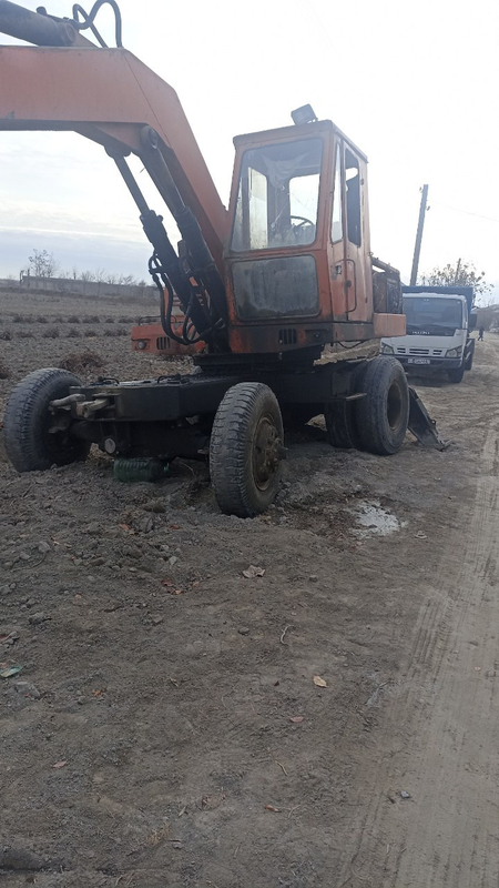 Продаётся экскаватор