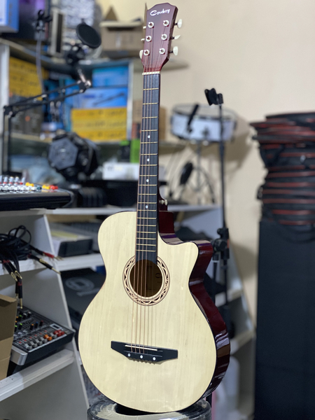 Gitara Ankeri bor Yangi Cowboy