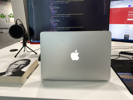 Macbook pro i5 holati yahshi
