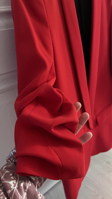 Продам чёрный и красны пиджак лёгкий от ZARA