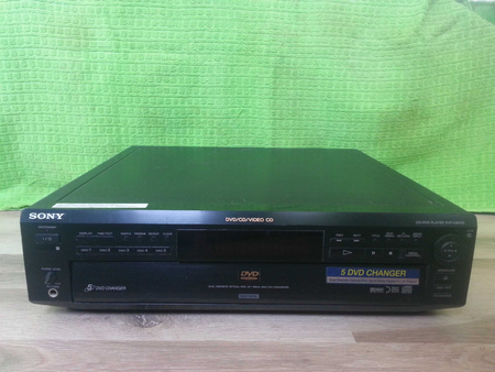 SONY DVD,CD проигрыватель в отличном состоянии диски читает отлично.