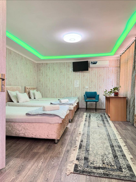 Hotel labi hovuz yonida
