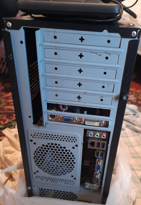 Monoblock Asus klavitura mishmash bilan birgalikda sotiladi