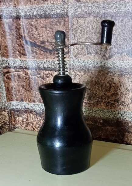 Продам. Ручная мельница для специй. СССР.