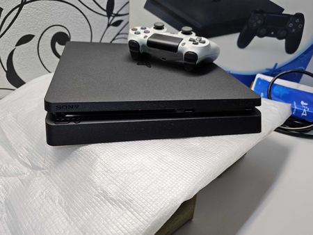 ПРОДАМ PlayStation 4 Slim 1TB + Mortal Kombat 11. Состояние ОТЛИЧНОЕ