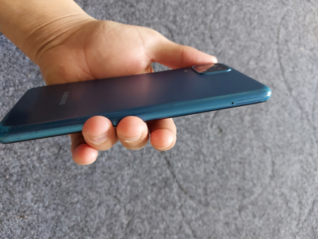 A12 holati ideal  xotira 32 gb aybi yoq karobka dakument bor