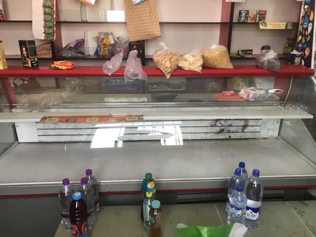 Продается холодильники, морозильник и полки для магазина.