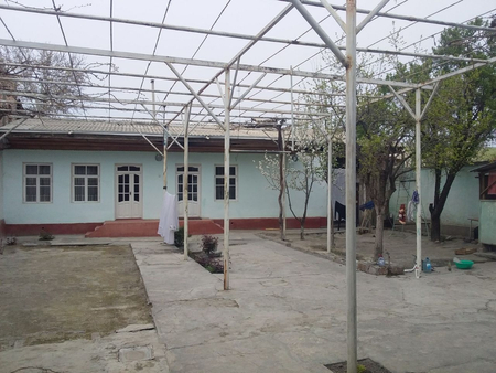 HOVLI UY SOTILADI shahar markazida