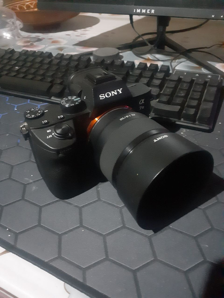 Camera Sony A7  F1.8 rasmga ham oladi