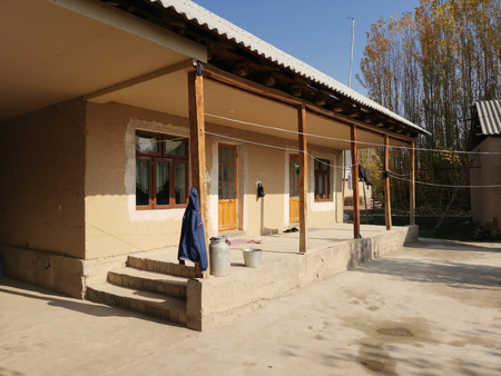 Hovli uy sotiladi