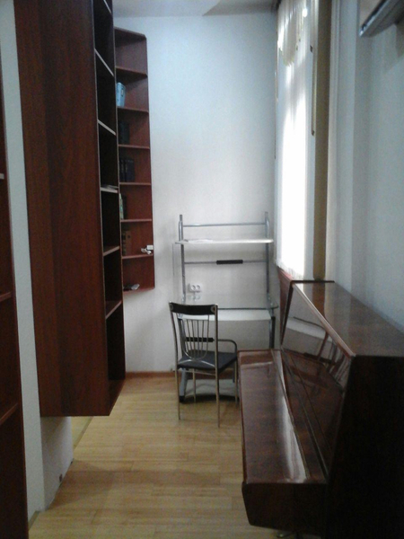 Метро Навои продается 4 комн. 2 этаж.