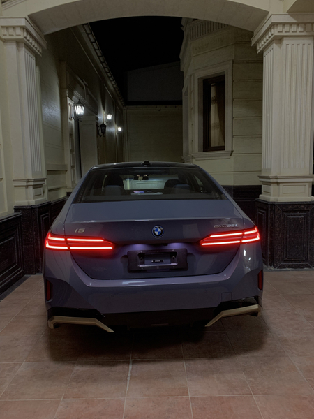 BMW i5 full pozisiya