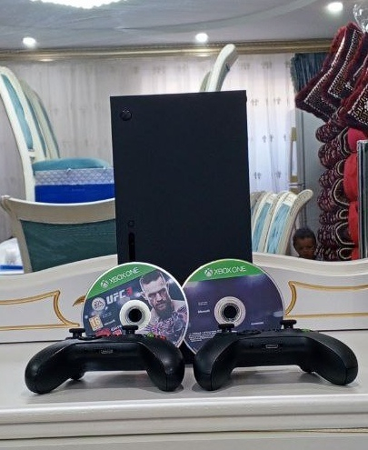 Xbox series x 1TB 2 джостик идеальный состоянии