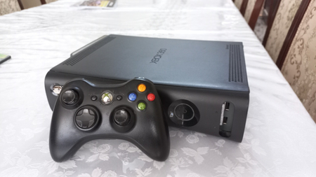 Xbox 360 в хорошем состоянии. Yaxshi holatda