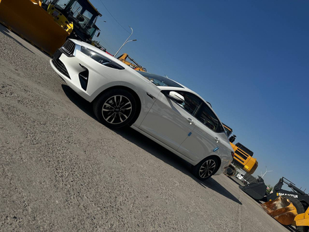 Jac oilasini erkatoyi Jac J7 endi UZBda